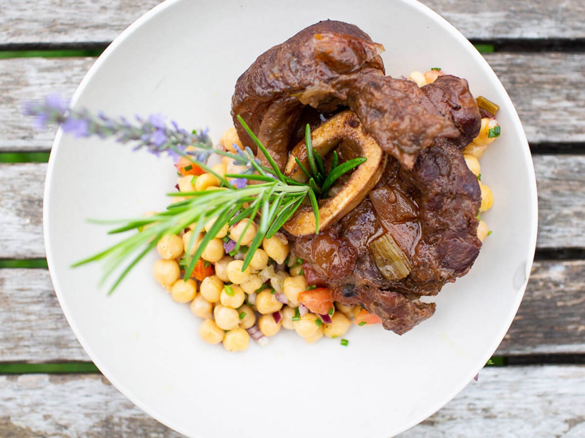 Beinscheibe mit Kichererbsensalat | Rezepte | EinStückLand